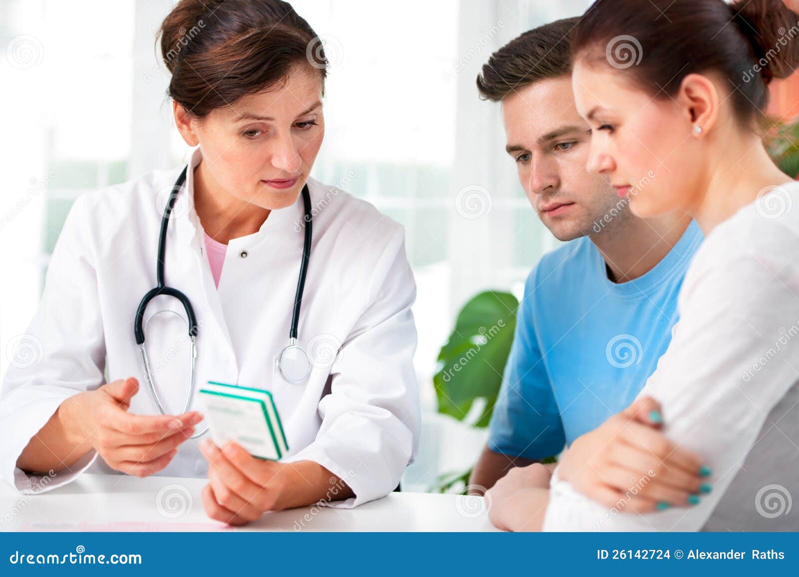 El Doctor Consulta Un Par Joven Foto de archivo - Imagen de ...