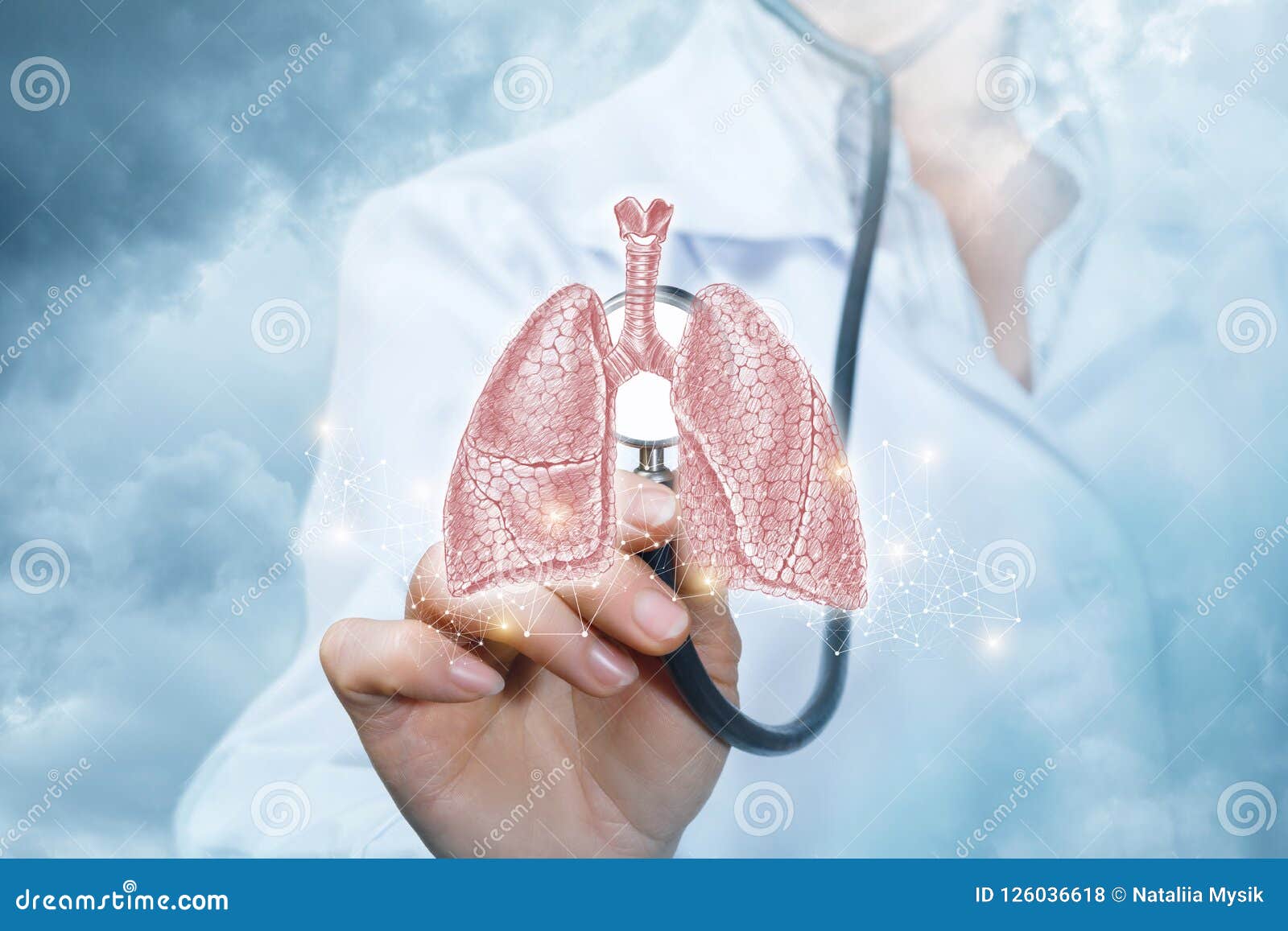 El Doctor Escucha Los Pulmones Humanos Foto de archivo - Imagen de ...