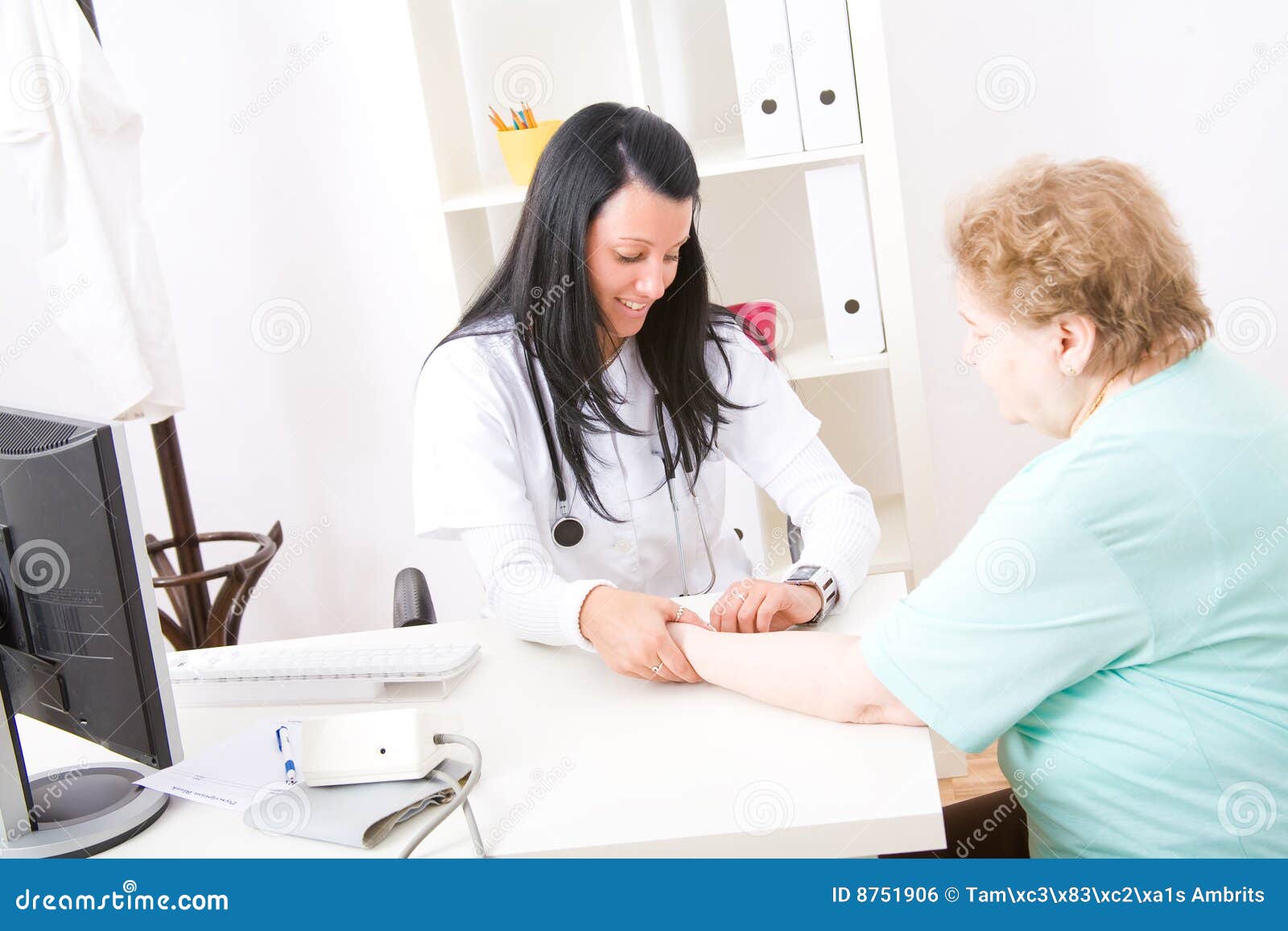 El Doctor Joven Revisa a Un Paciente Foto de archivo - Imagen de ayuda ...