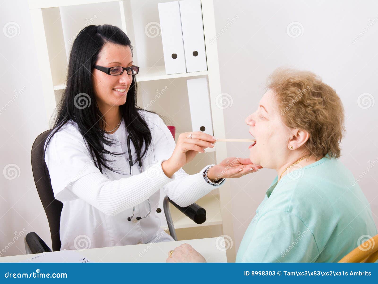 El Doctor Joven Revisa a Un Paciente Imagen de archivo - Imagen de ...