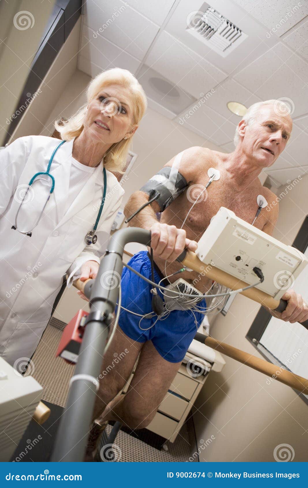 El Doctor with Patient on Treadmill Foto de archivo - Imagen de ...
