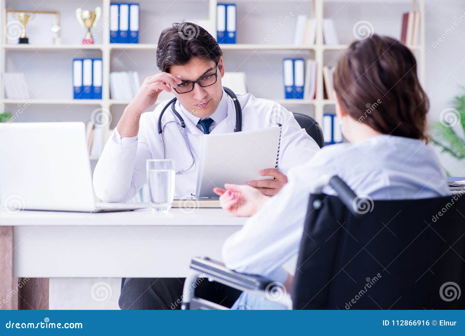 El Doctor Que Comparte El Prueba De Laboratorio Discouraging Resulta Al ...