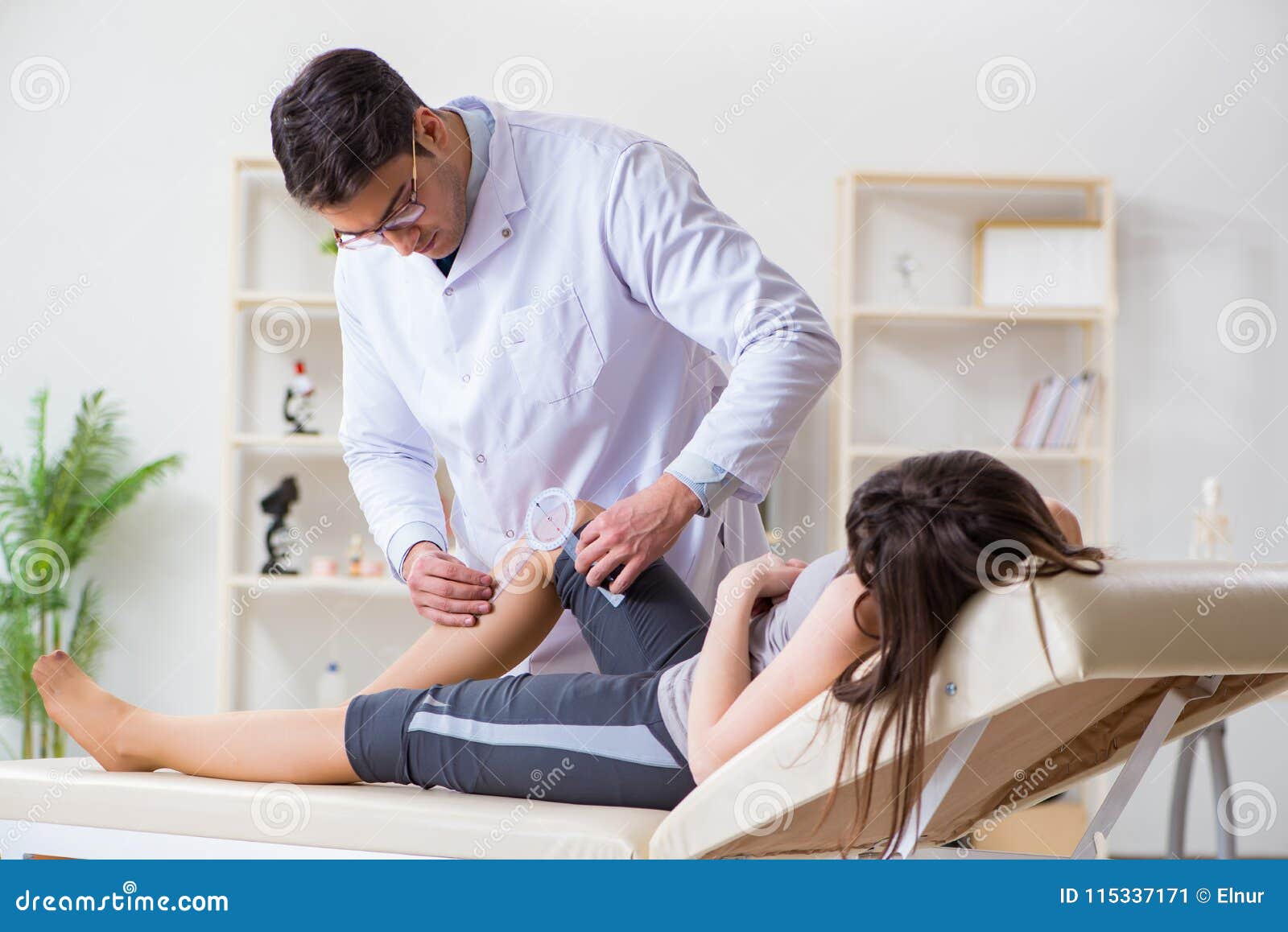 El Doctor Que Comprueba Flexibilidad Común De Los Pacientes Imagen de ...