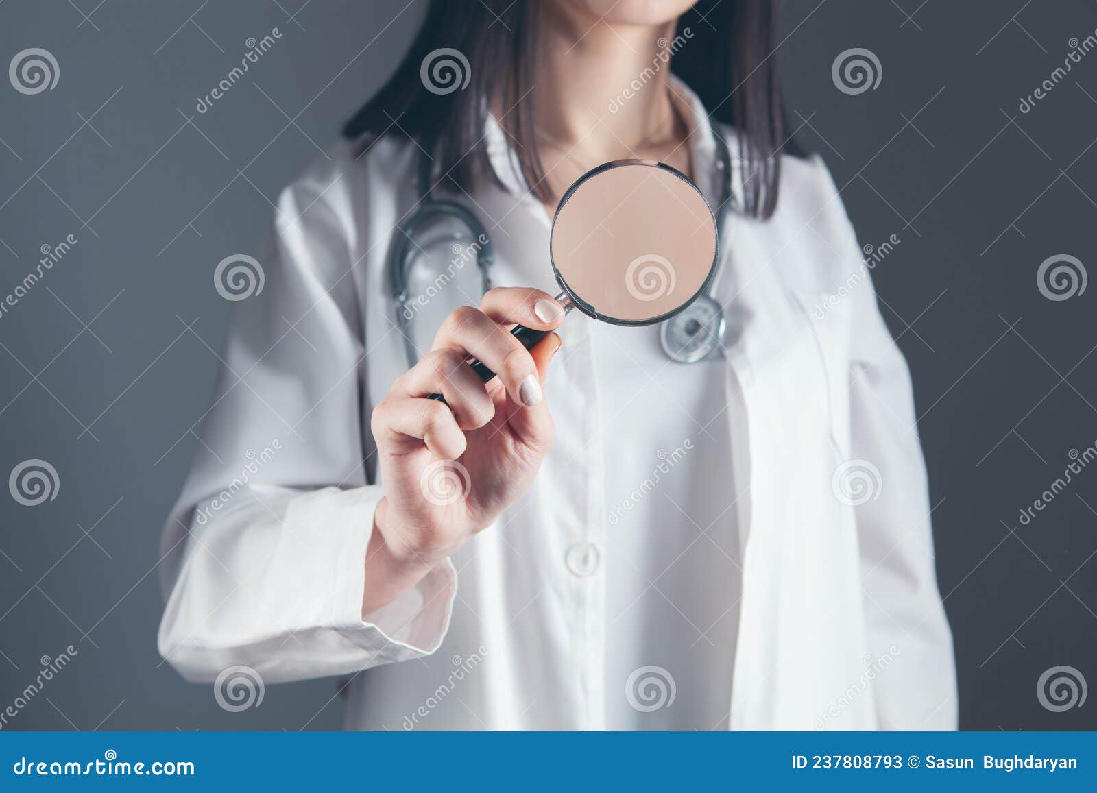 El Doctor Se Para Con Una Lupa Imagen de archivo - Imagen de ...