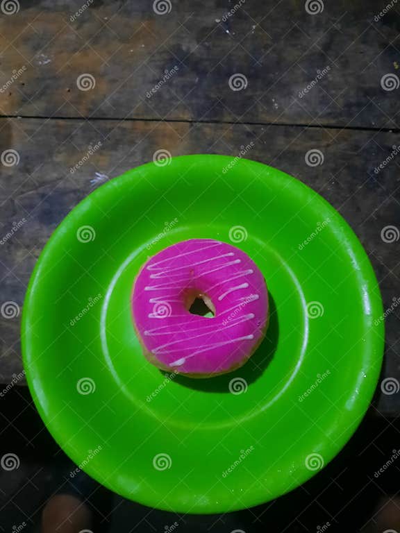 El donut rosado imagen de archivo. Imagen de juguete - 265157437