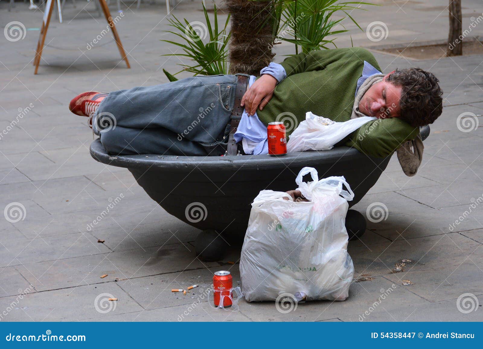 El Dormir Borracho Del Hombre Fotografía editorial - Imagen de pobreza ...