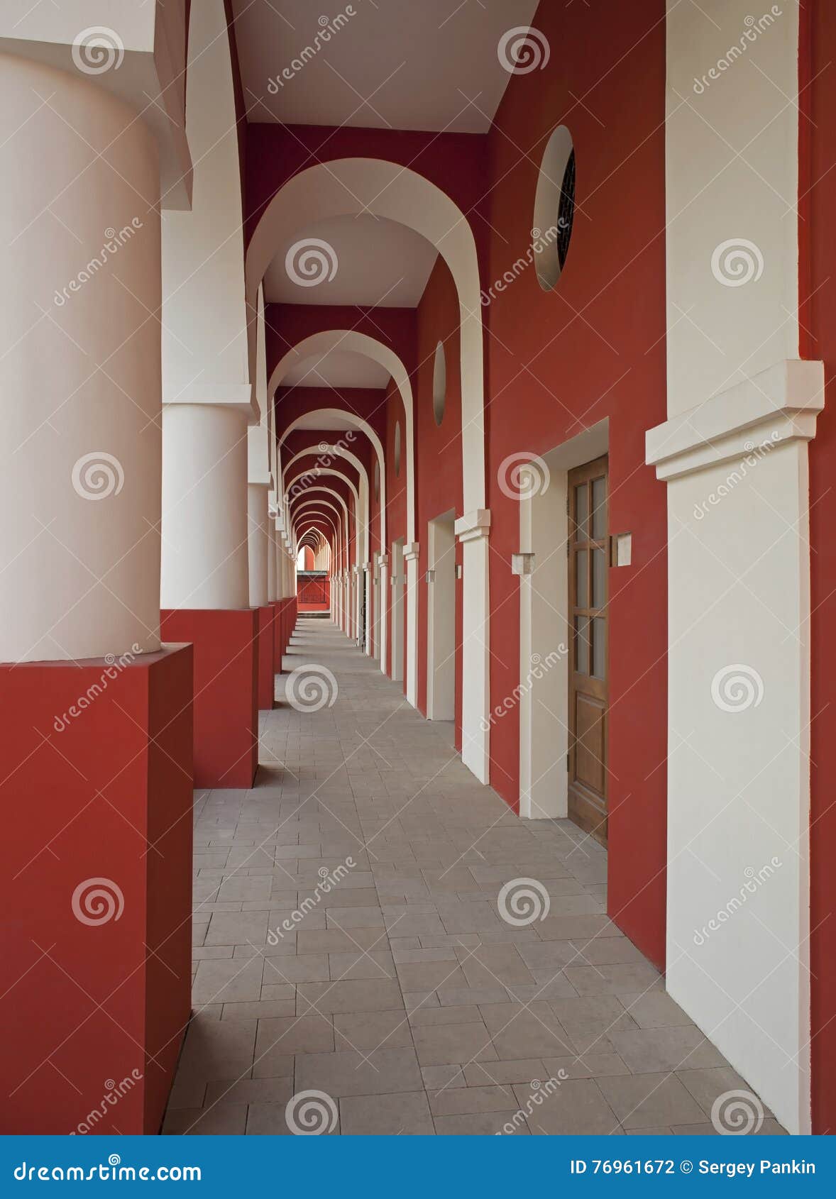 El Edificio Con Las Columnas Y Los Arcos Foto de archivo - Imagen de ...