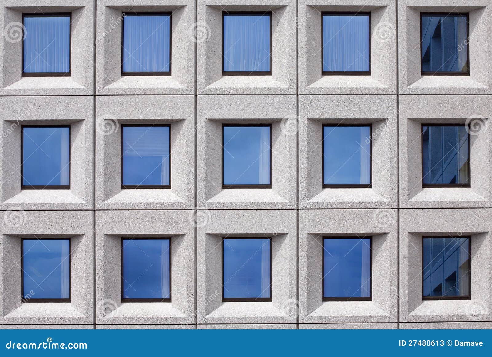 El Edificio Con Las Ventanas De Cristal Se Cierra Para Arriba Imagen de ...