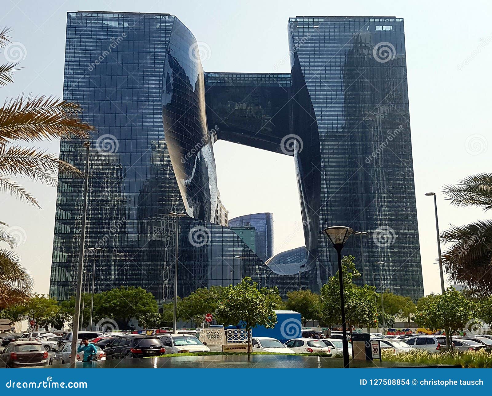 El Edificio Del Opus, Icono De La Bahía Del Negocio En Dubai Imagen de ...