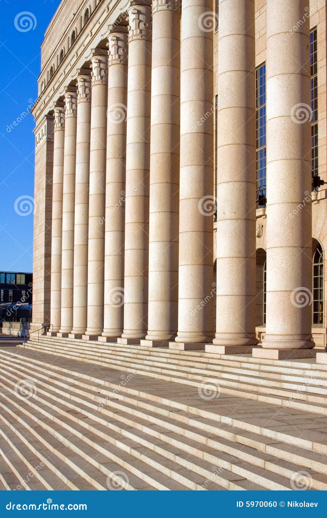 El Edificio Del Parlamento, Helsinki, Finlandia Foto de archivo ...
