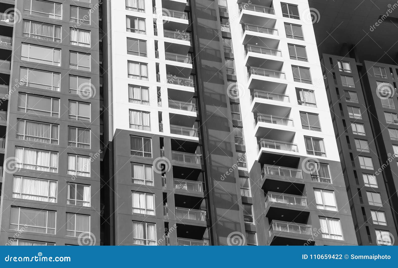 El Edificio Moderno De La Propiedad Horizontal En El Camino De ...