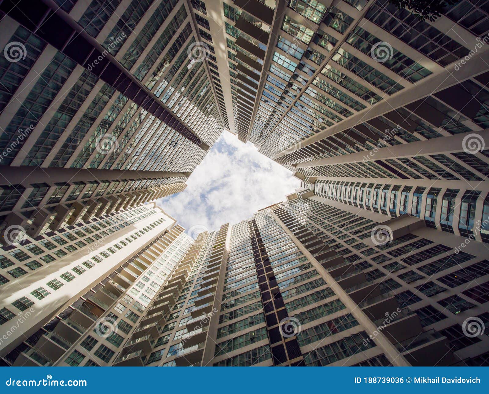 El Edificio Triangular Sube Al Cielo. Foto de archivo - Imagen de ...