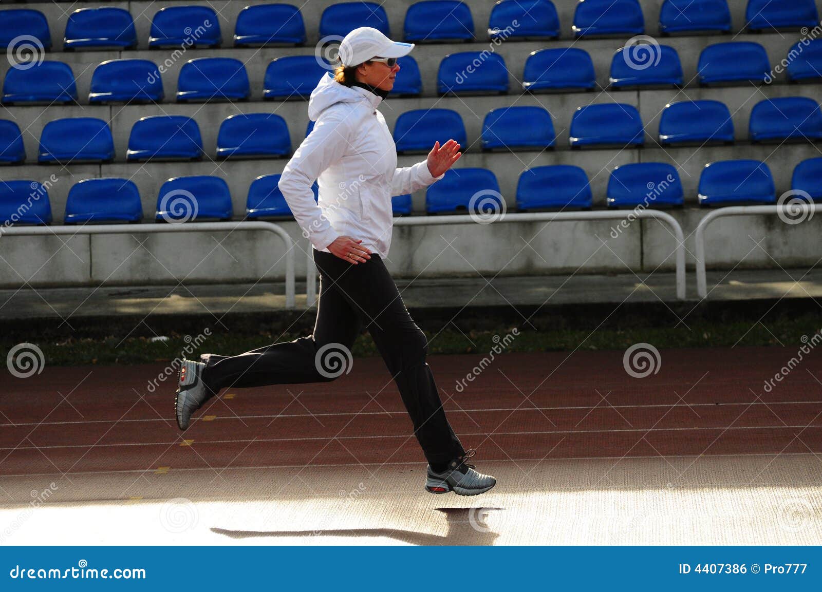 El ejecutarse foto de archivo. Imagen de pérdida, curva - 4407386