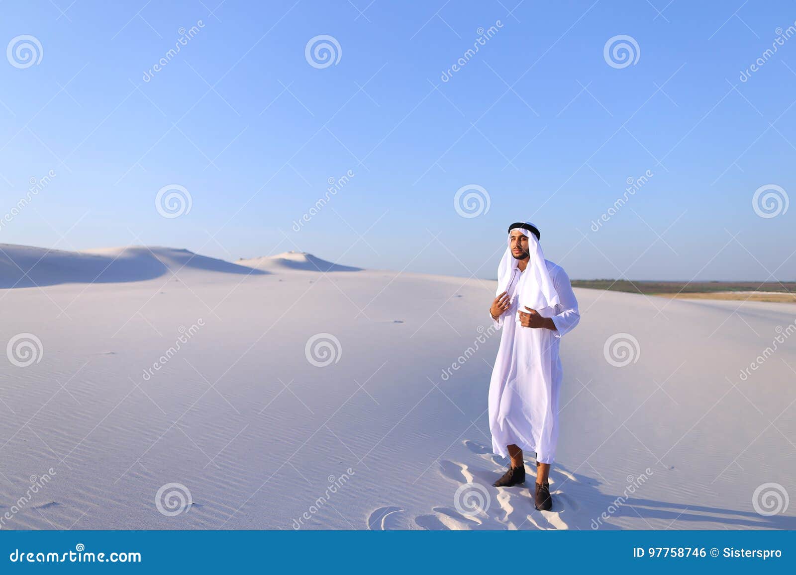 El Emirato Masculino Joven Activo Disfruta En Vida Y Camina Con El Exp ... El Emirato Masculino Joven Activo Disfruta En Vida Y Camina Con El Exp ...