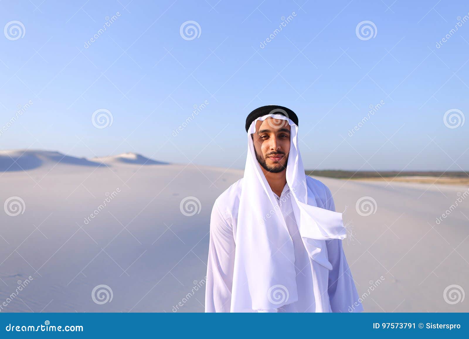 El Emirato Masculino Joven Disfruta En Vida Y Camina Con Las ... El Emirato Masculino Joven Disfruta En Vida Y Camina Con Las ...