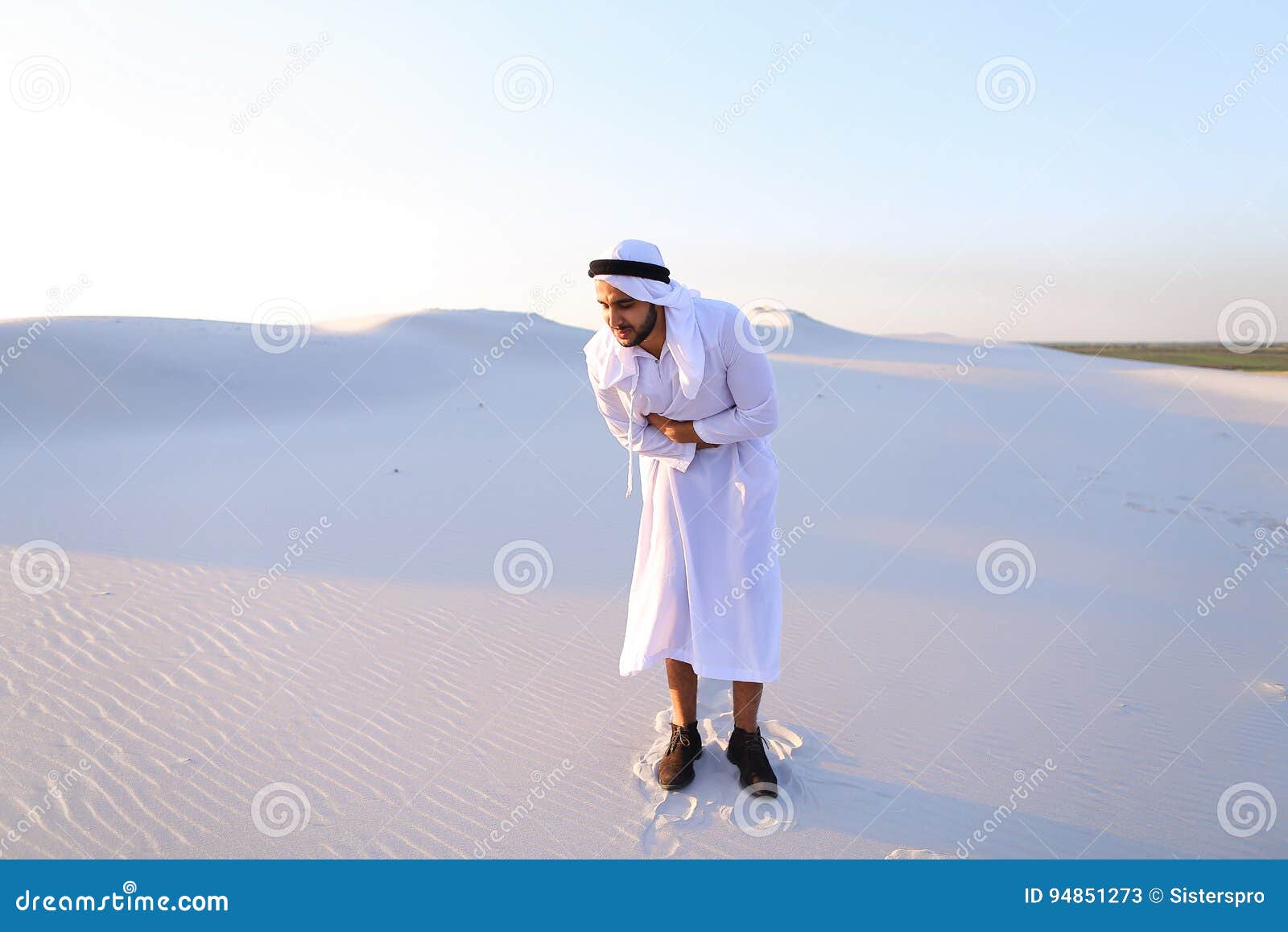 El Emirato Masculino Joven Sufre De Dolores Severos En El Abdomen ... El Emirato Masculino Joven Sufre De Dolores Severos En El Abdomen ...