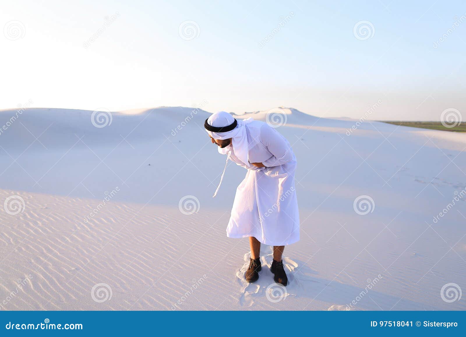 El Emirato Masculino Joven Sufre De Dolores Severos En El Abdomen ... El Emirato Masculino Joven Sufre De Dolores Severos En El Abdomen ...