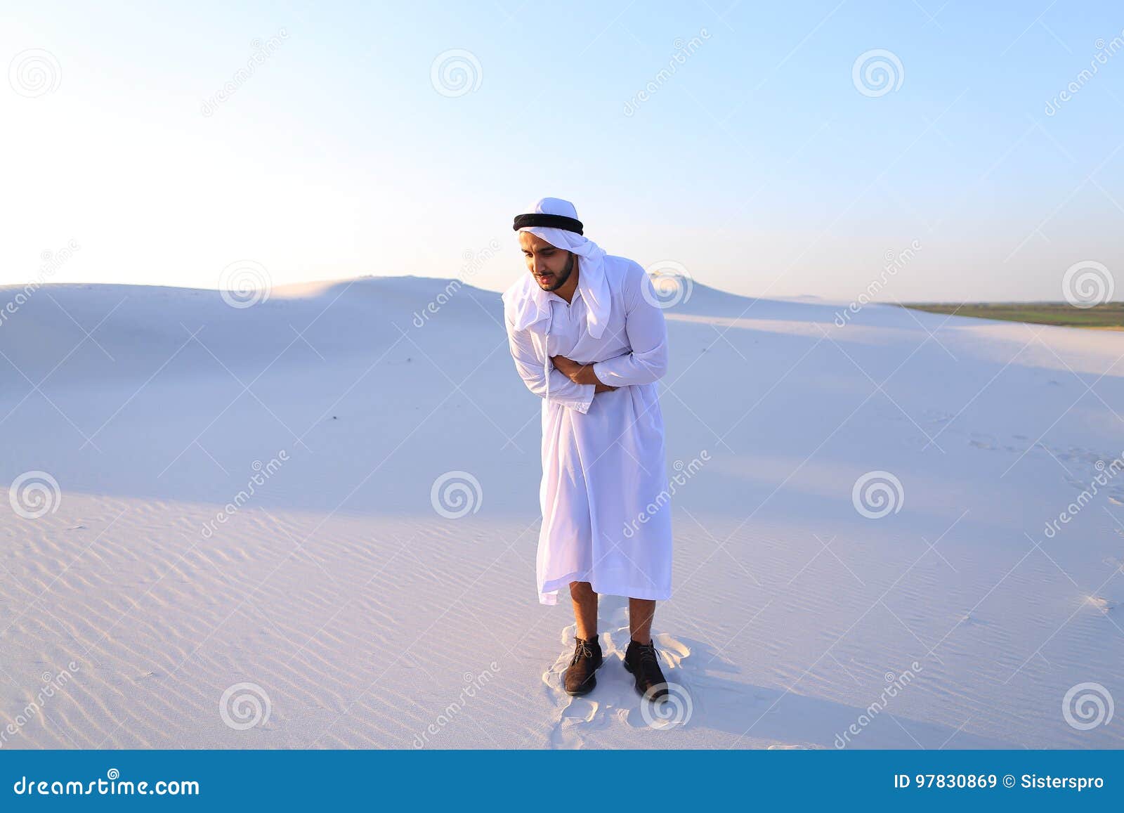 El Emirato Masculino Joven Sufre De Dolores Severos En El Abdomen ... El Emirato Masculino Joven Sufre De Dolores Severos En El Abdomen ...
