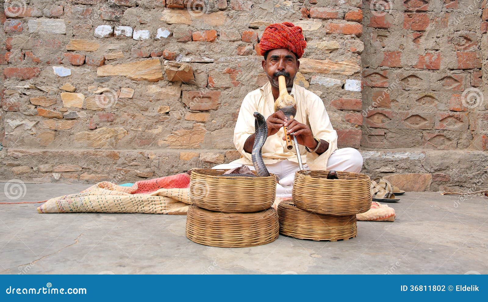 El Enchanter De La Cobra, Arrastra Encantar Foto de archivo - Imagen de ...