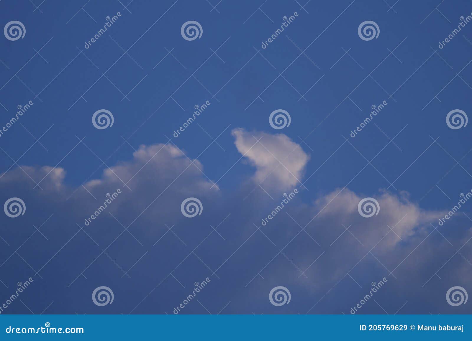 El Enorme Cielo Infinito Y Las Nubes. Imagen de archivo - Imagen de ...