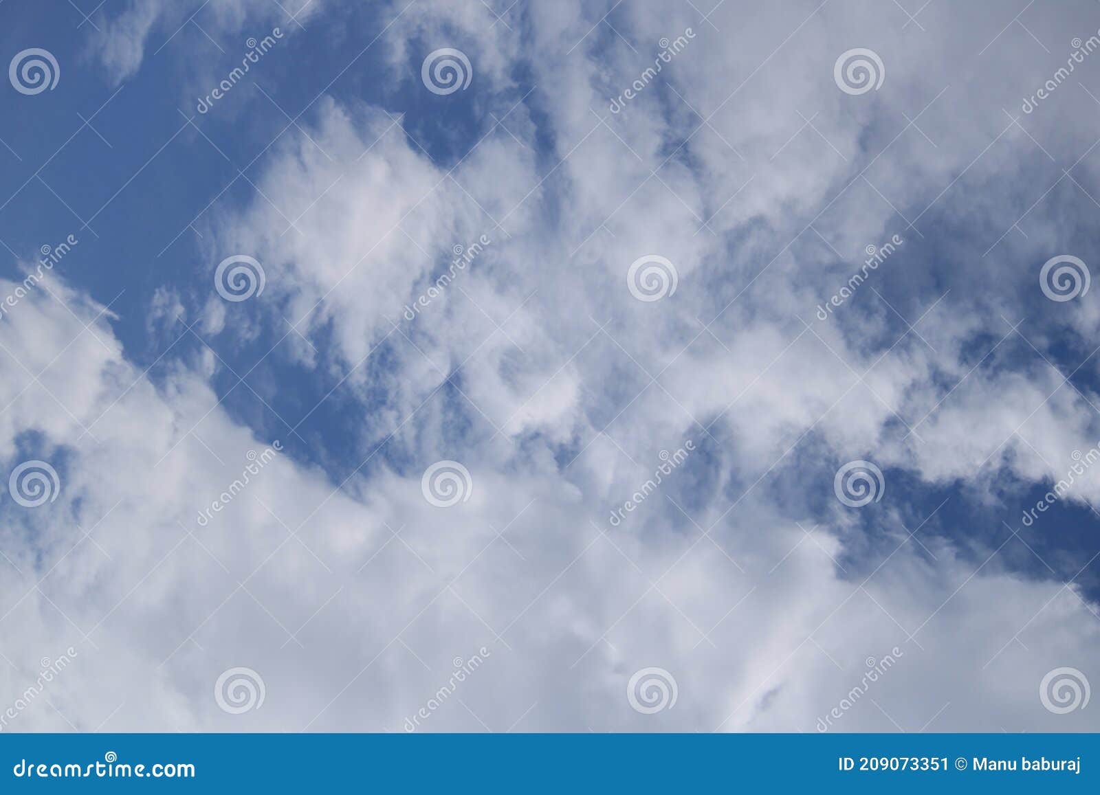 El Enorme Cielo Infinito Y Las Nubes. Imagen de archivo - Imagen de ...