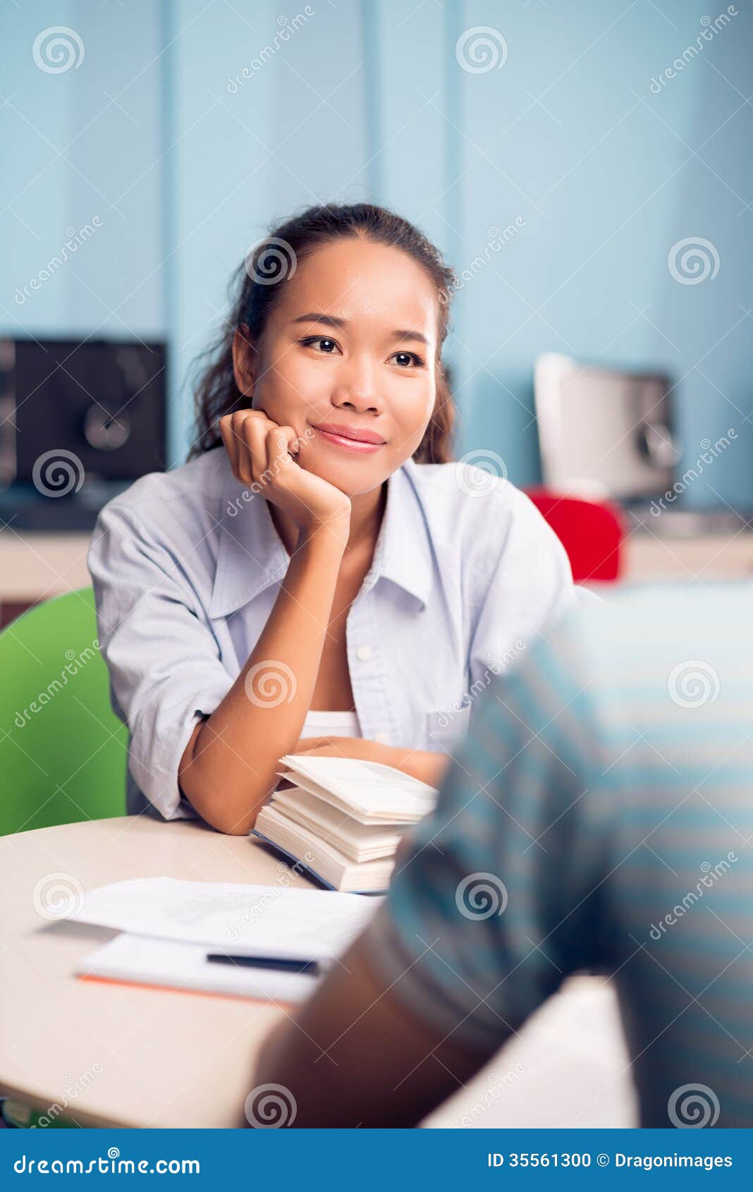 El escuchar atento foto de archivo. Imagen de primer - 35561300