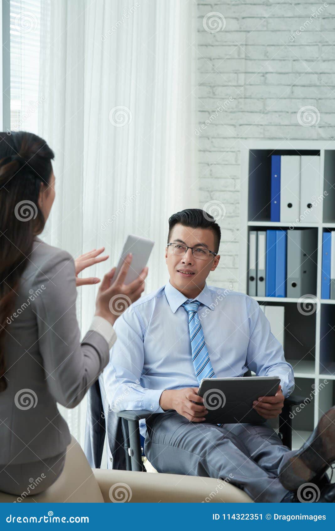 El Escuchar De La Nueva Idea Creativa Del Empleado Imagen de archivo ...