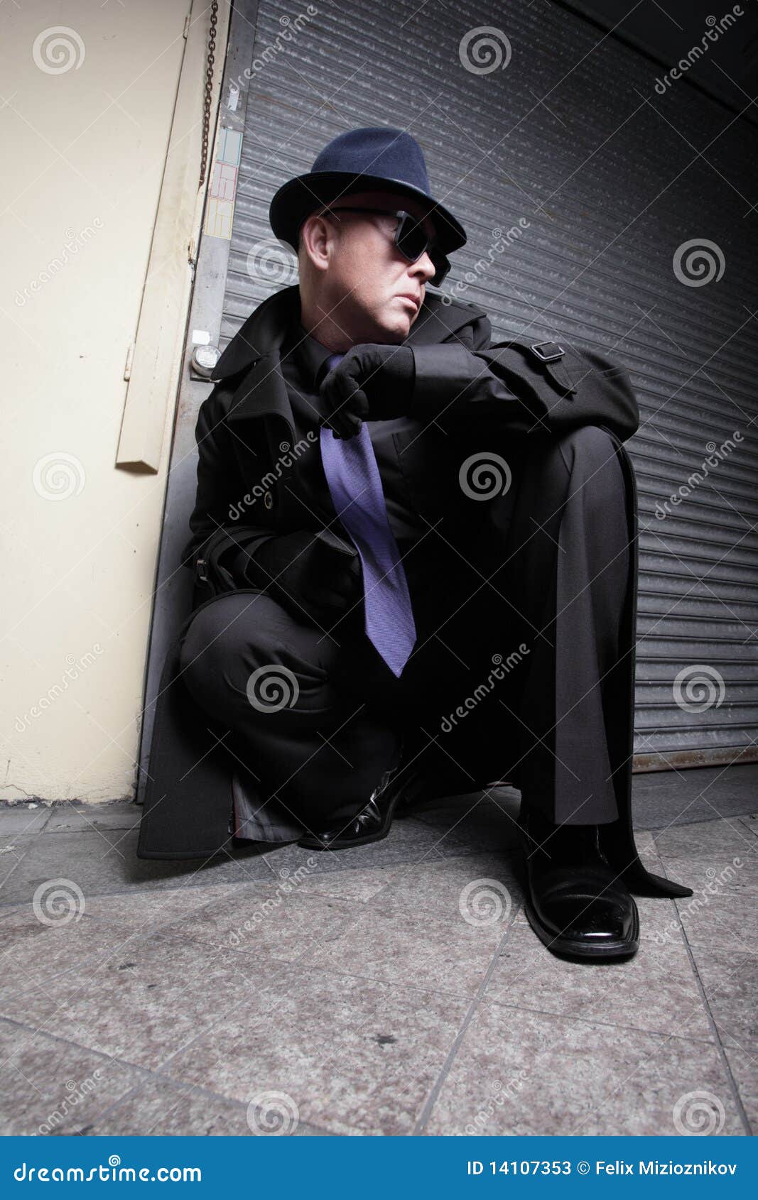 El Estar Al Acecho Criminal Imagen de archivo - Imagen de extracto ...