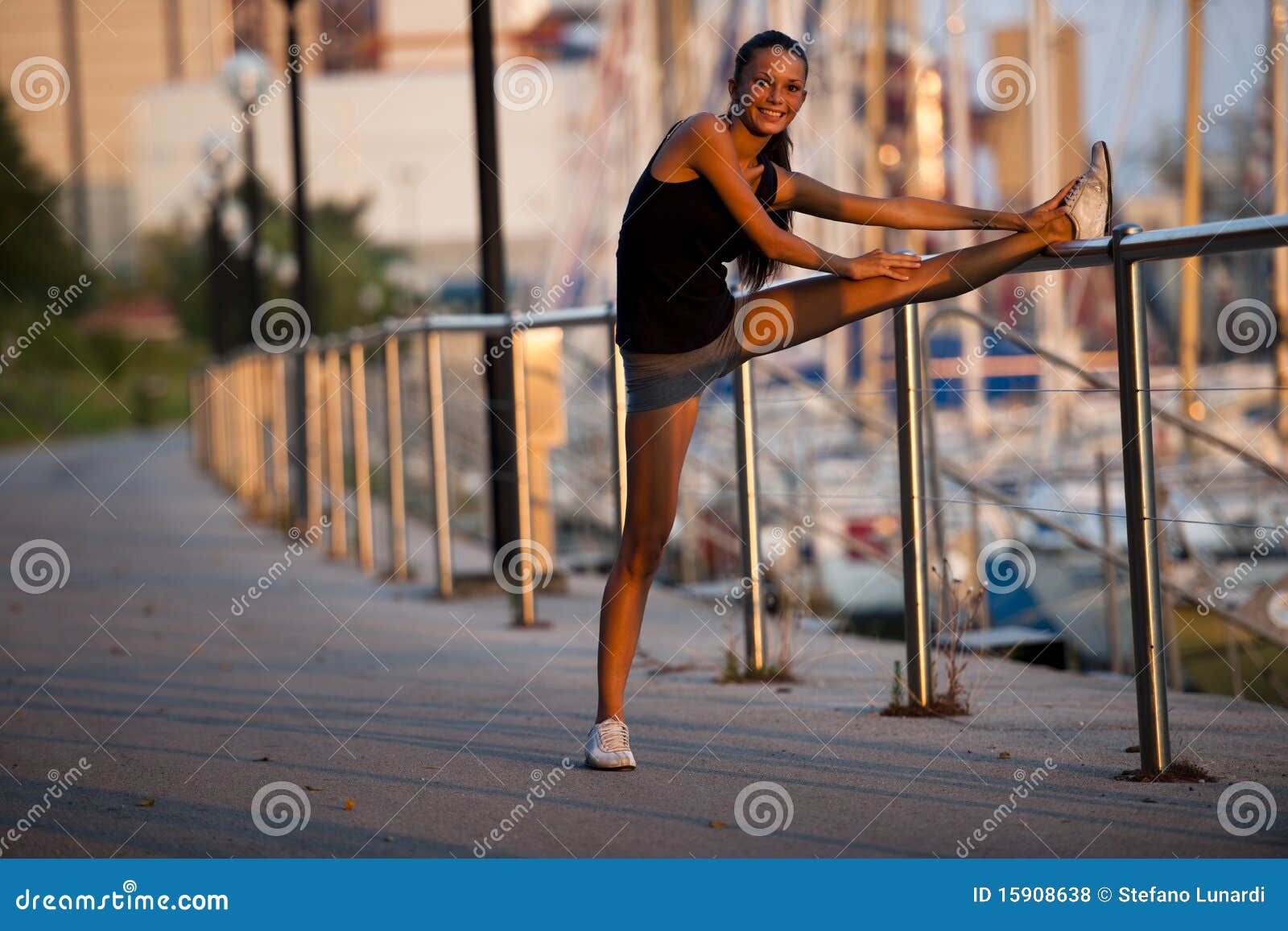 El Estirar Antes De Activar Foto de archivo - Imagen de joven, sunset ...