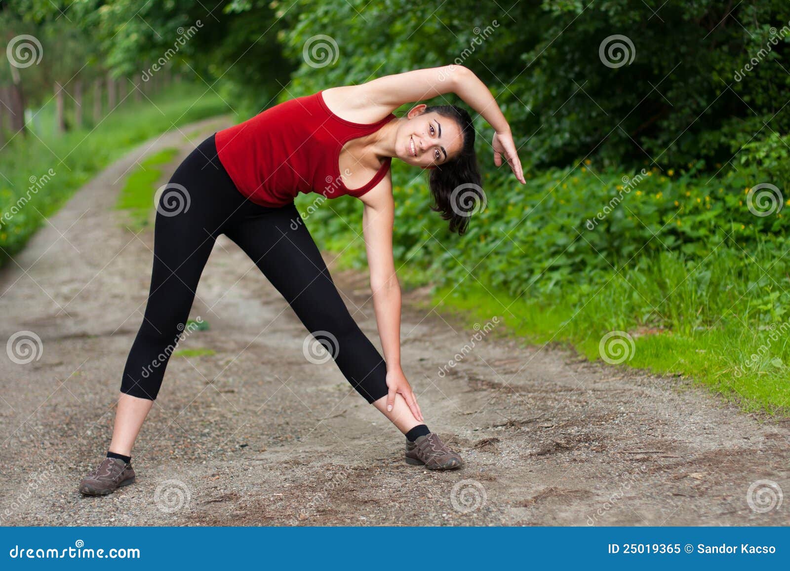 El estirar de la muchacha imagen de archivo. Imagen de lifestyle - 25019365