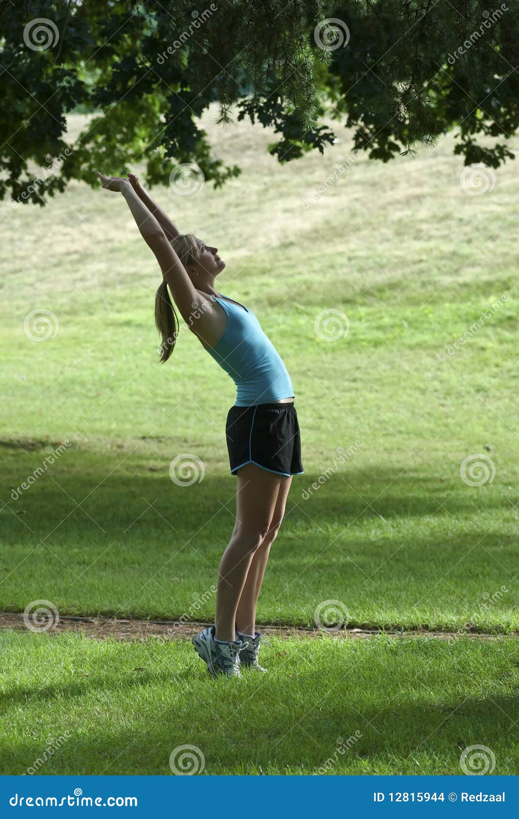El estirar de la mujer foto de archivo. Imagen de alegre - 12815944