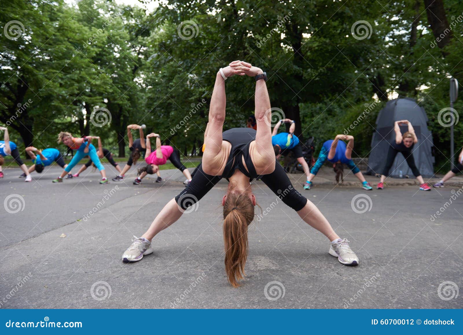 El Estirar Del Grupo De La Gente Que Activa Foto de archivo - Imagen de ...