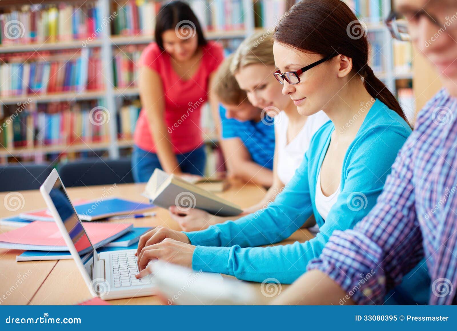 El estudiar imagen de archivo. Imagen de académico, hermoso - 33080395