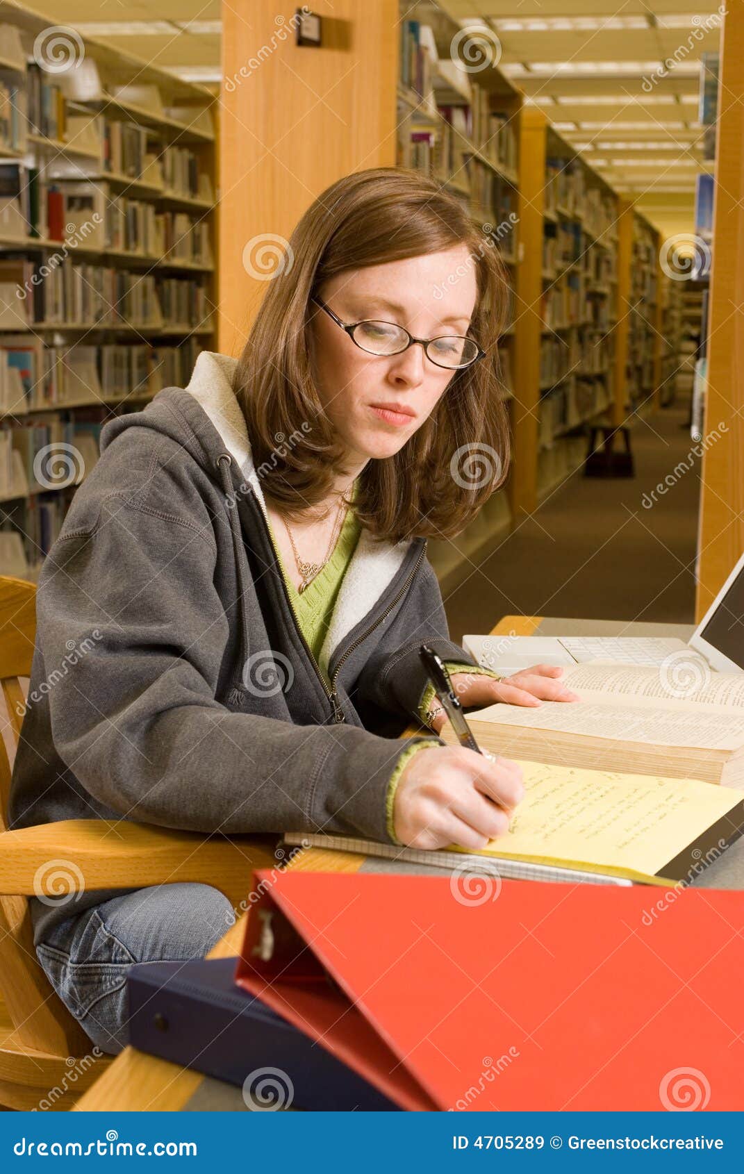 El estudiar imagen de archivo. Imagen de joven, proyecto - 4705289