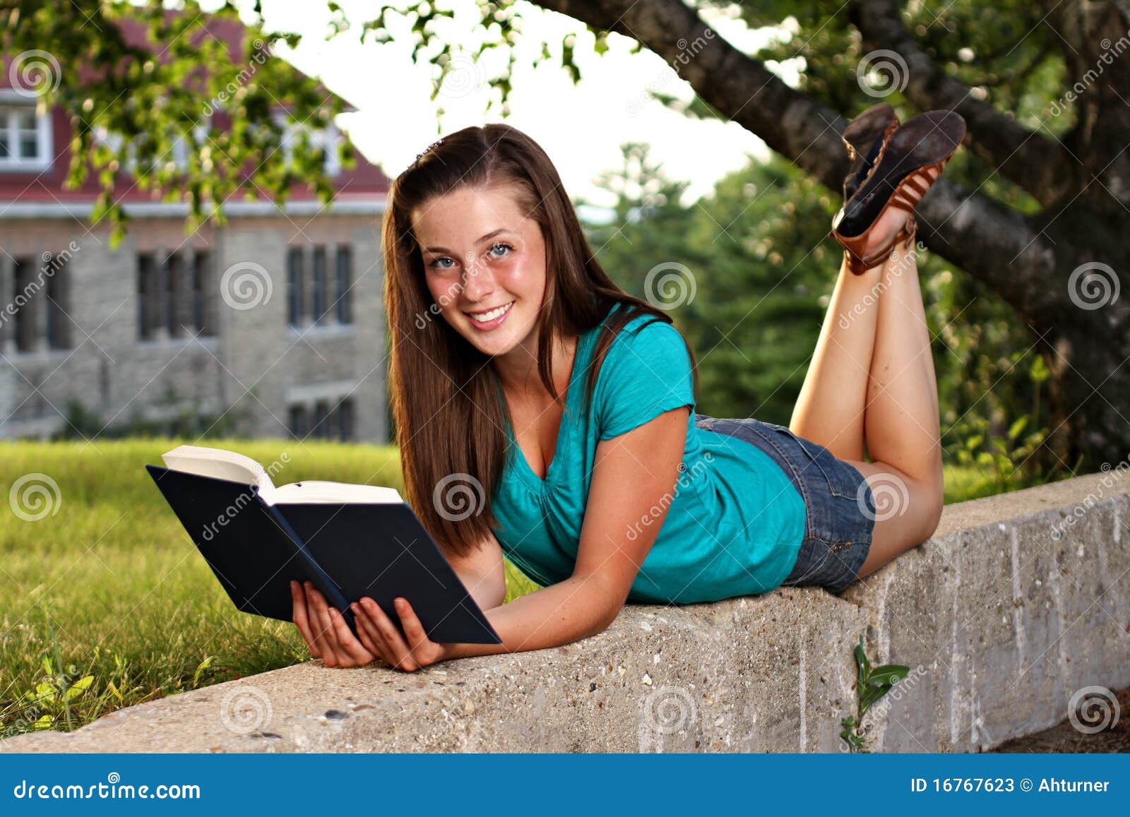 El Estudiar De La Mujer De La Universidad Imagen de archivo - Imagen de ...
