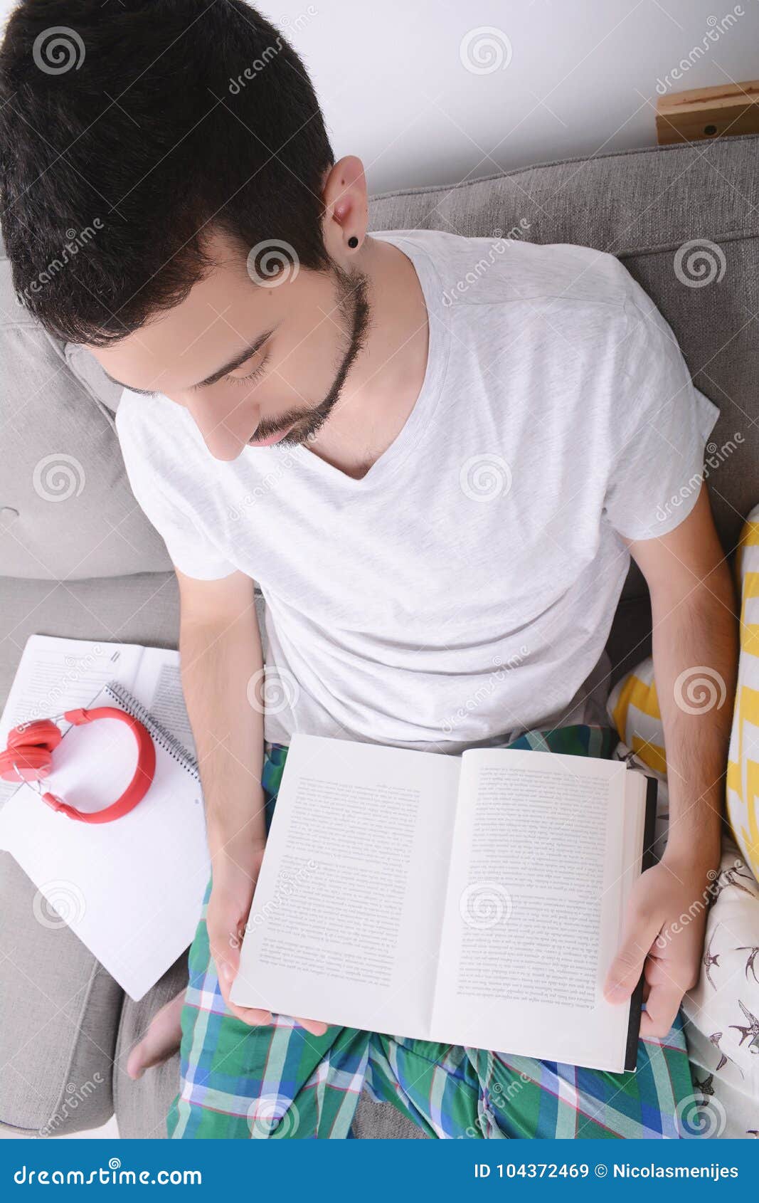 El Estudiar Del Hombre Joven Imagen de archivo - Imagen de adulto ...