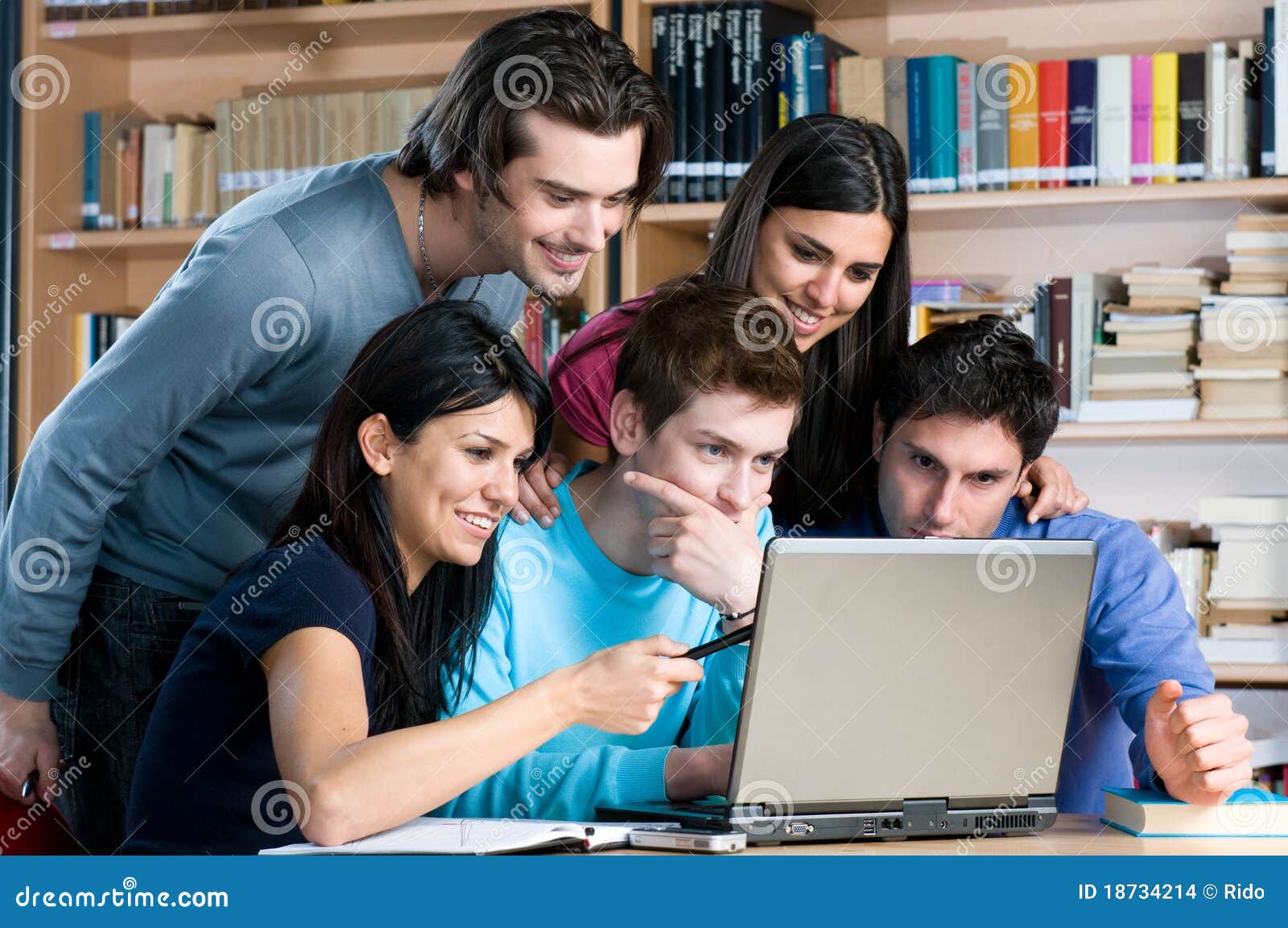 El Estudiar En La Computadora Portátil Foto de archivo - Imagen de ... El Estudiar En La Computadora Portátil Foto de archivo - Imagen de ...