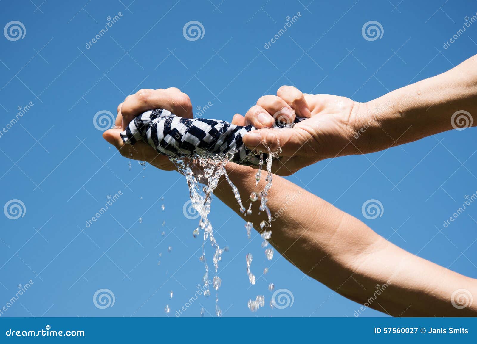 El Exprimir De La Tela Mojada Imagen de archivo - Imagen de mujer ...