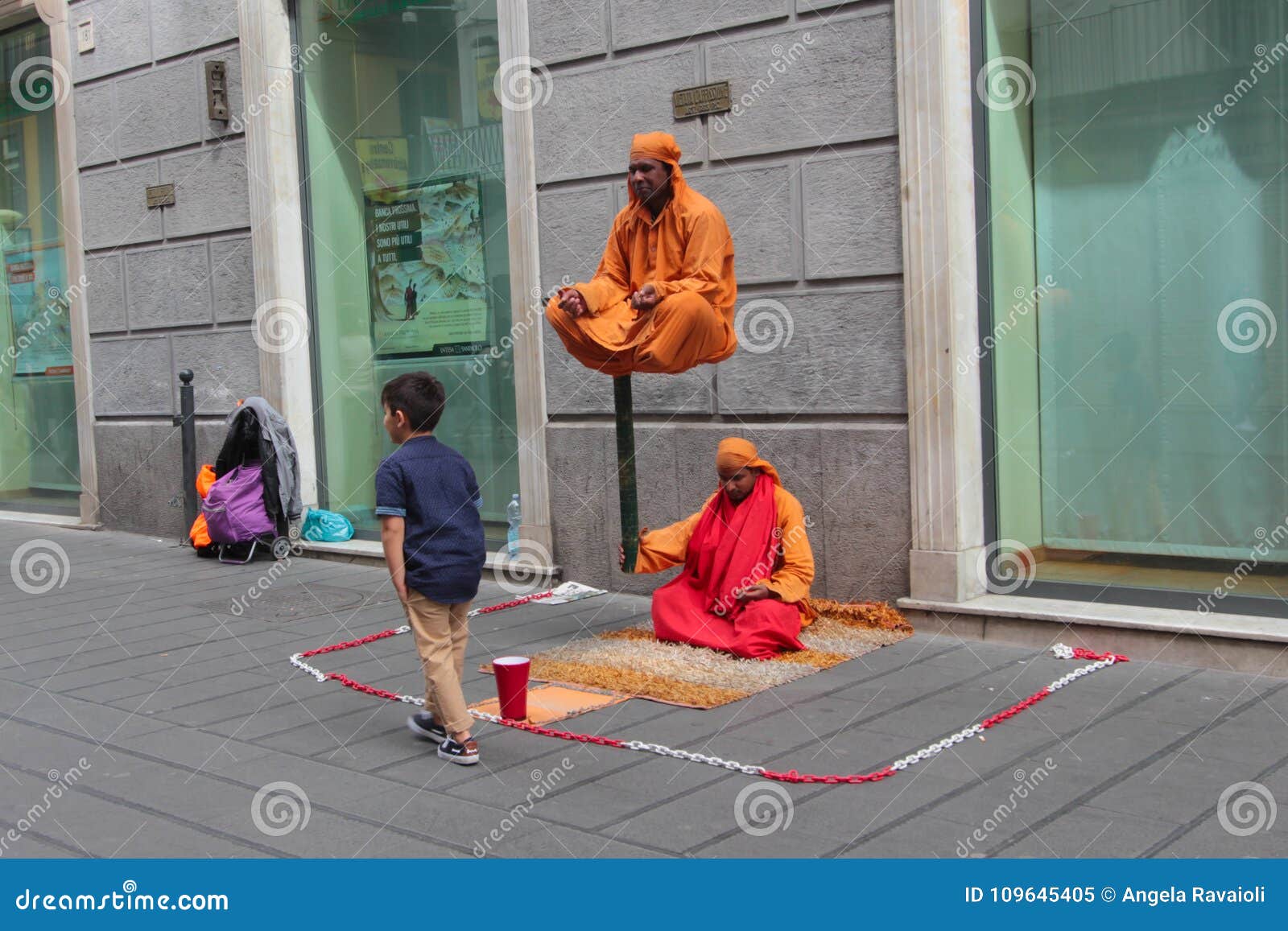 El Faquir En Las Calles De Nápoles Imagen editorial - Imagen de ...