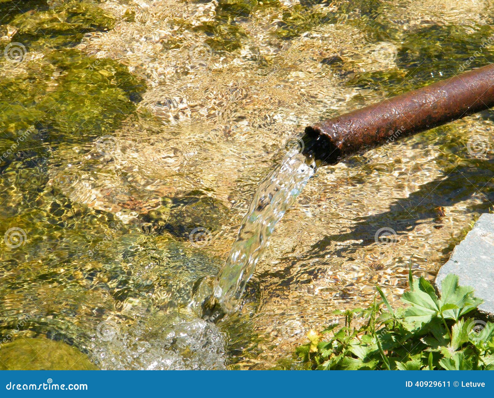 El fluir claro del agua imagen de archivo. Imagen de recurso - 40929611
