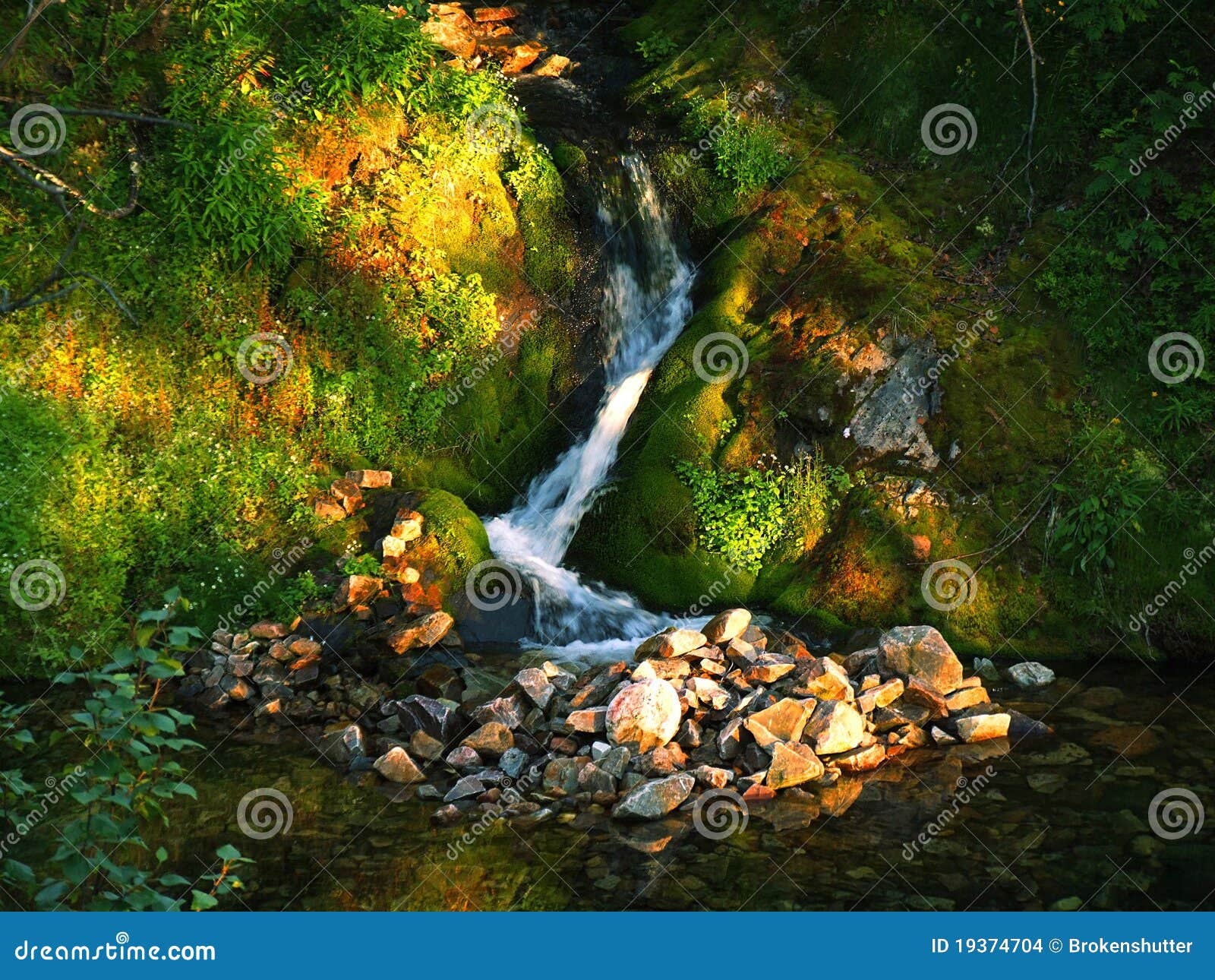 El fluir del agua foto de archivo. Imagen de oscurecer - 19374704