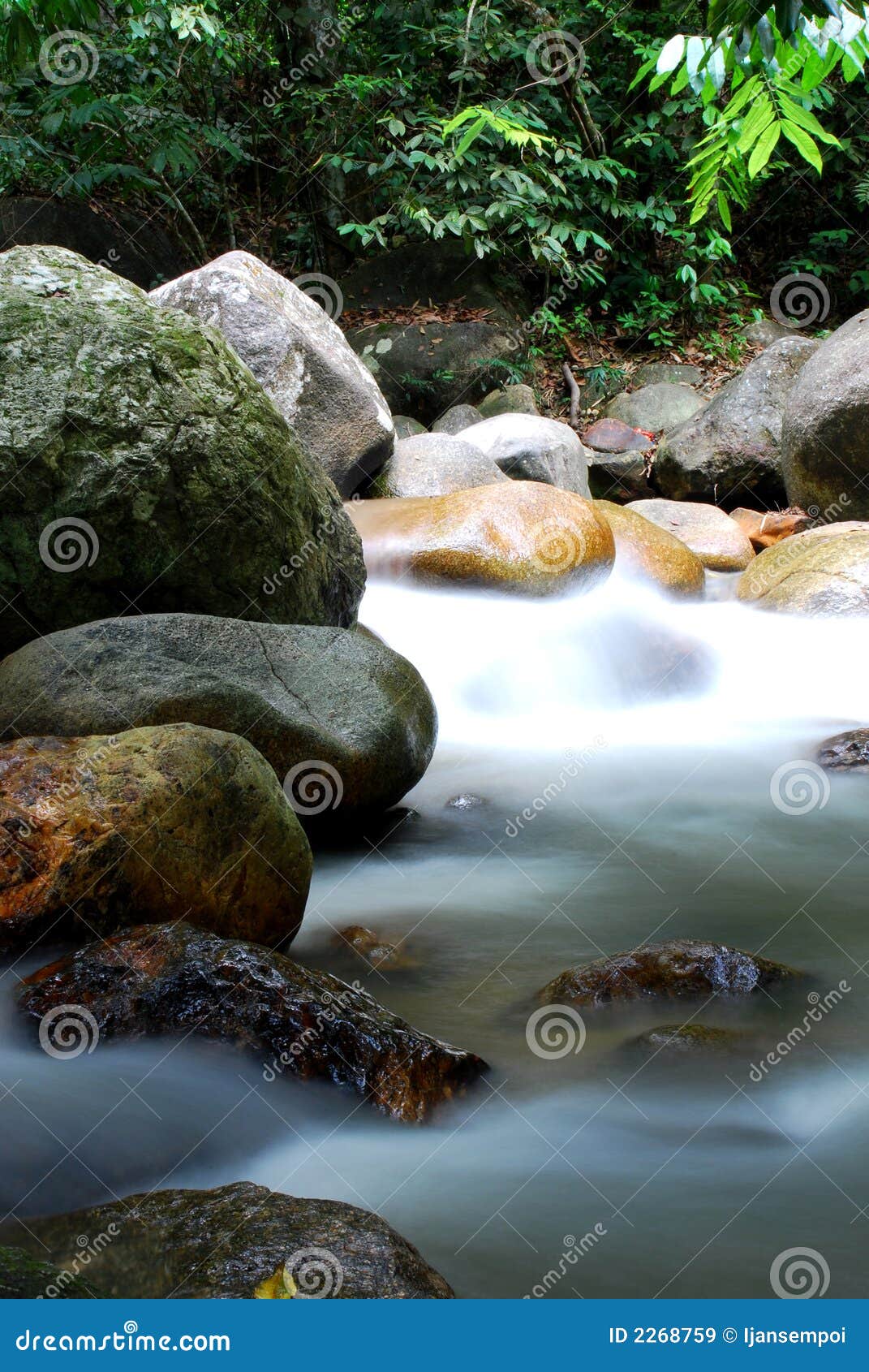 El fluir del agua imagen de archivo. Imagen de tranquilidad - 2268759