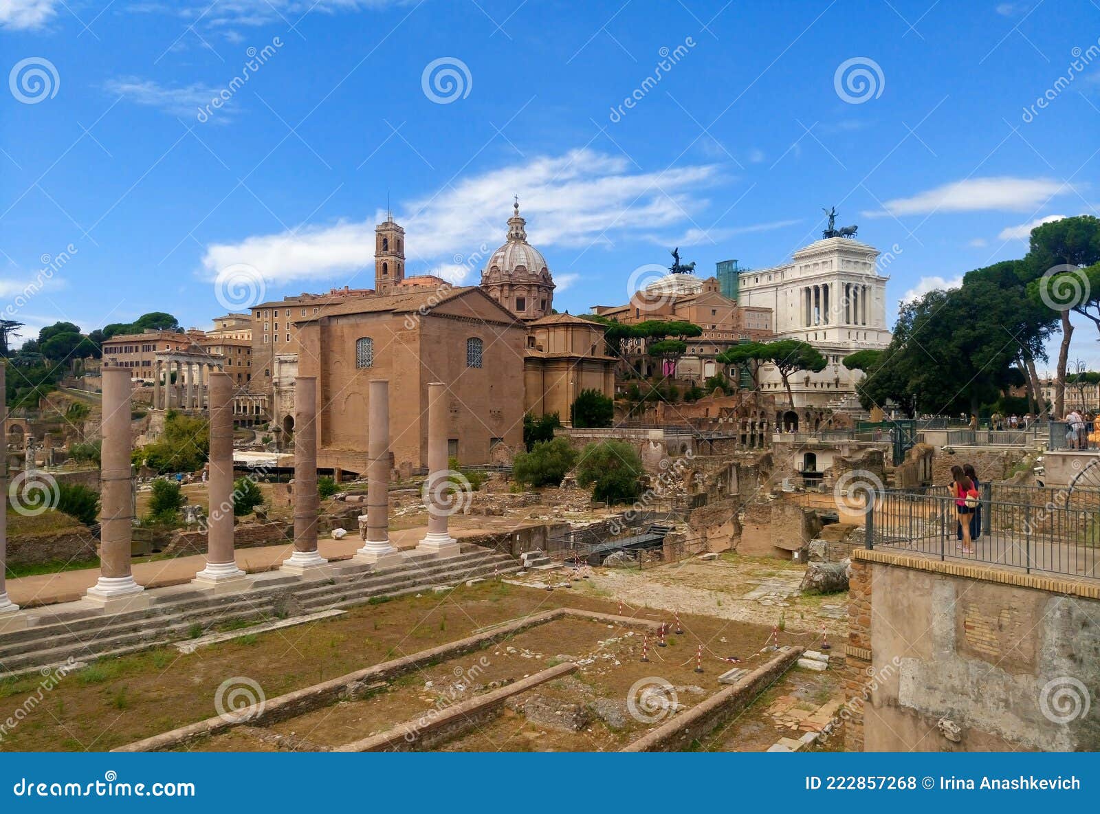 El Foro Romano En El Centro De Roma Antigua Junto Con Los Edificios ...