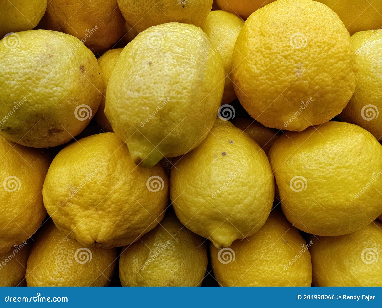 El Fruto Amarillo Con Sabor Amargo Y Muy Vitamina C Foto de archivo ...