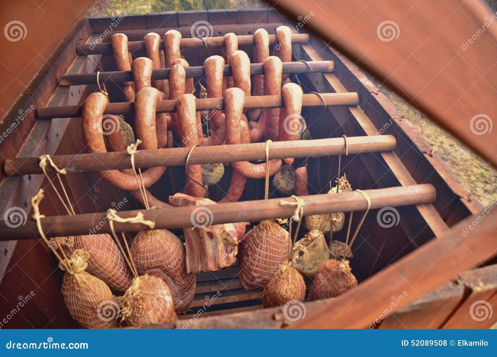 El fumar de la carne foto de archivo. Imagen de cocina - 52089508