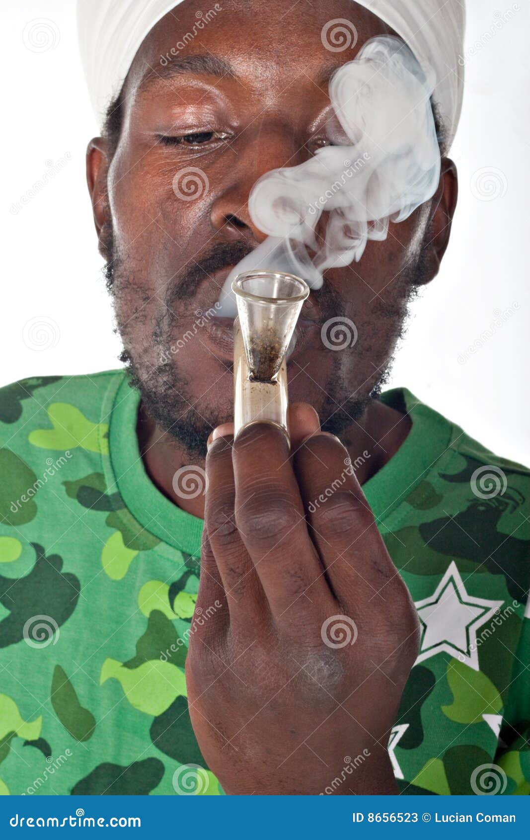 El fumar de la marijuana imagen de archivo. Imagen de droga - 8656523