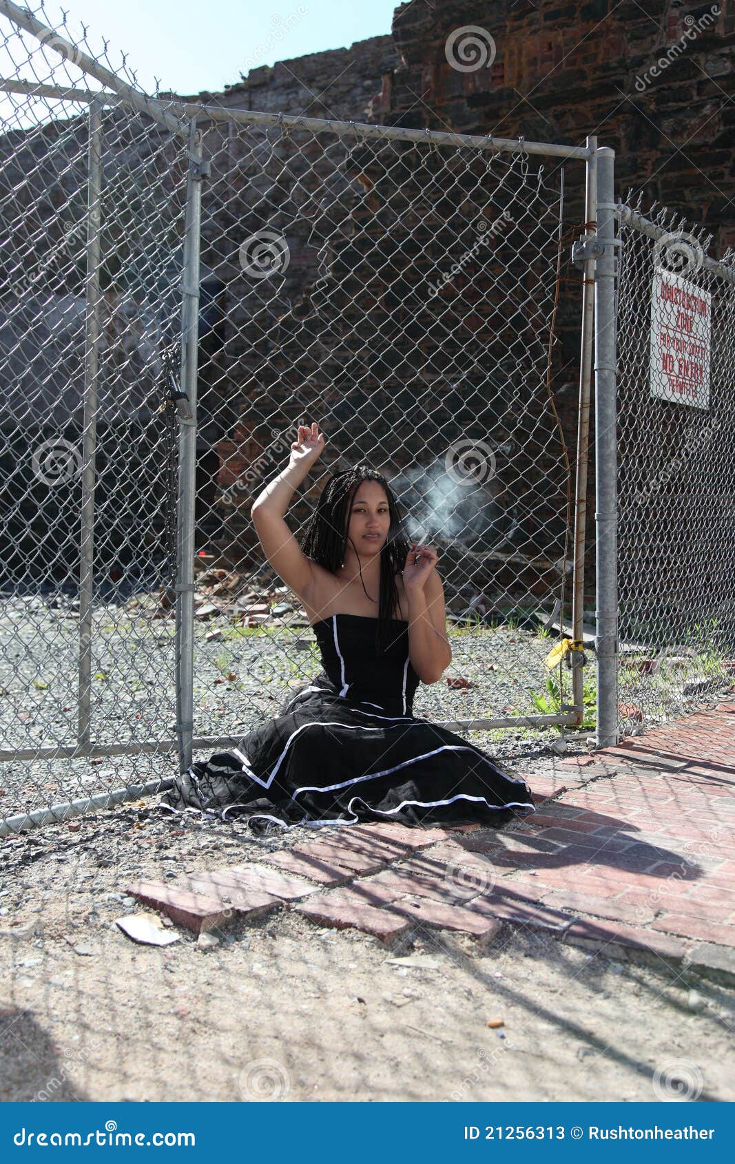 El fumar de la mujer negra imagen de archivo. Imagen de adictivo - 21256313