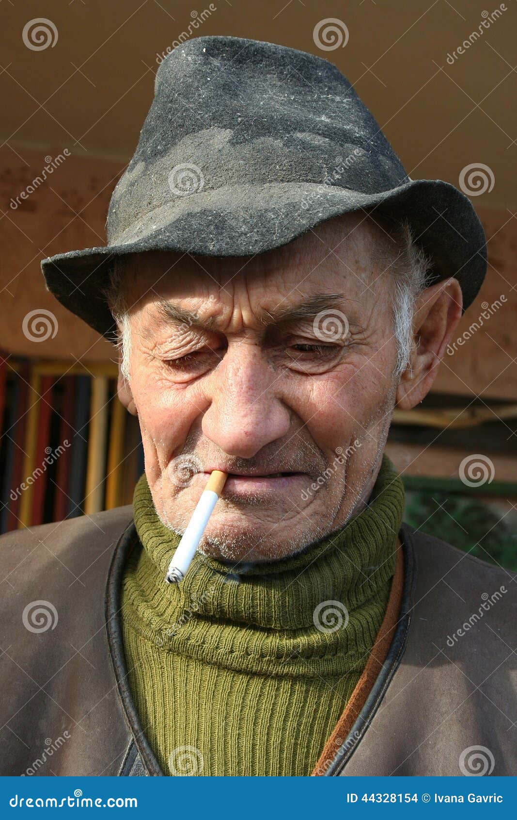 El fumar del viejo hombre foto de archivo. Imagen de edad - 44328154