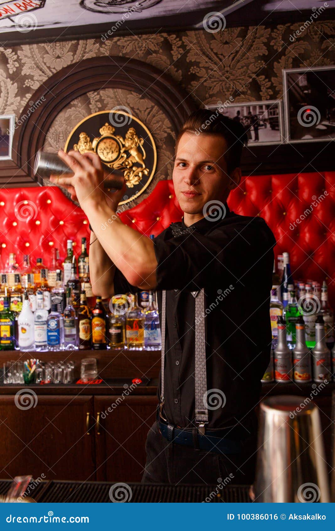 El Funcionamiento Del Camarero Foto editorial - Imagen de discoteca ...