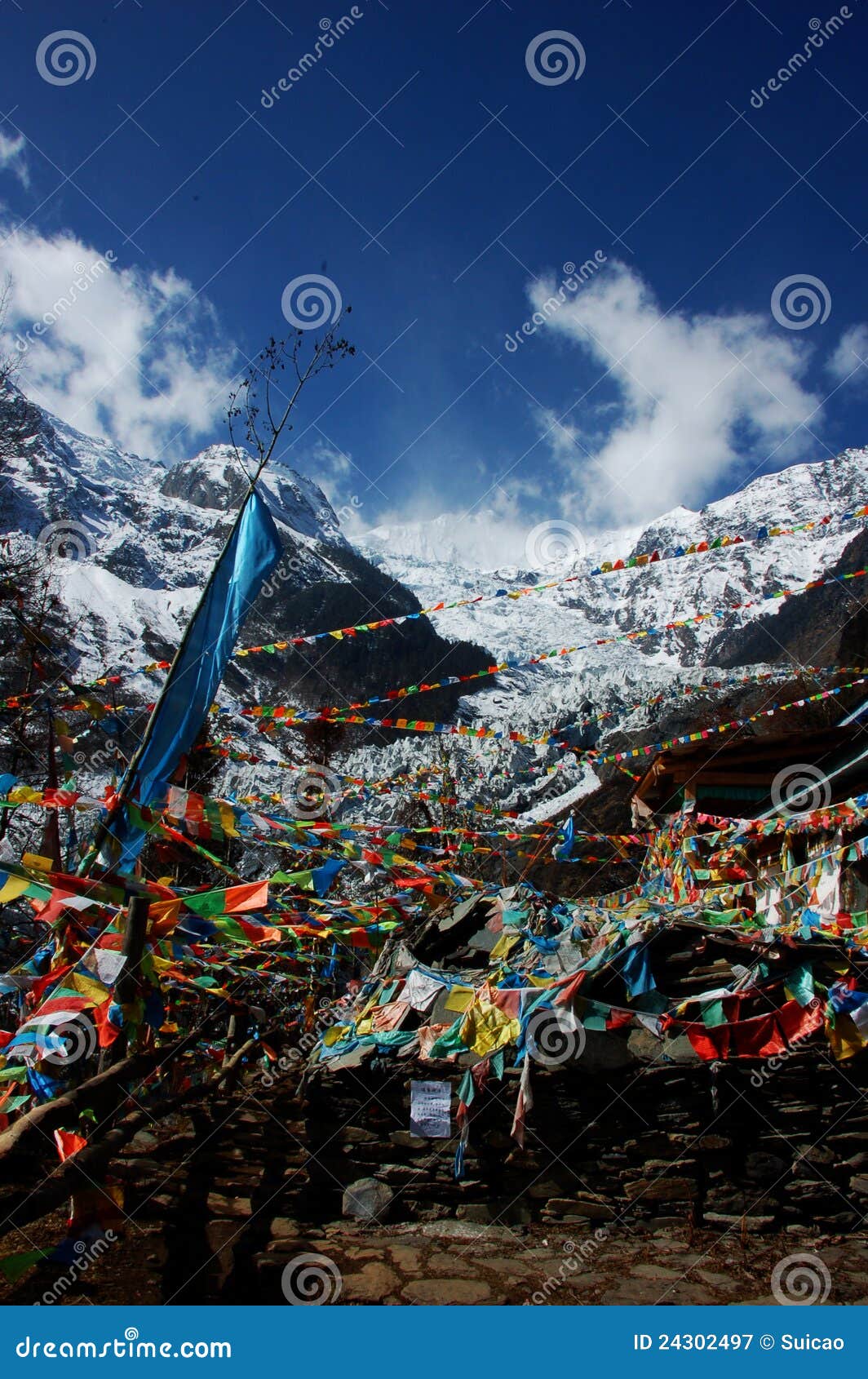 El glaciar de Yongming imagen de archivo. Imagen de tibetano - 24302497